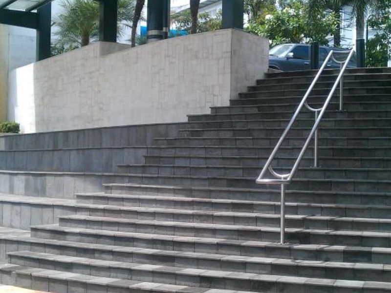 GRADAS DE PIEDRA ANDESITICA : MINEROSA | Construex